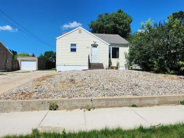 815 9th Ave NE, Minot, ND 58703