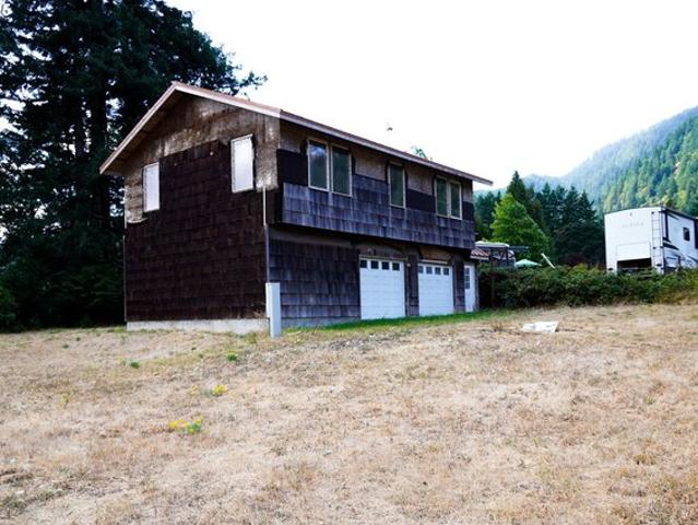 815 E Ave, Powers, OR 97466