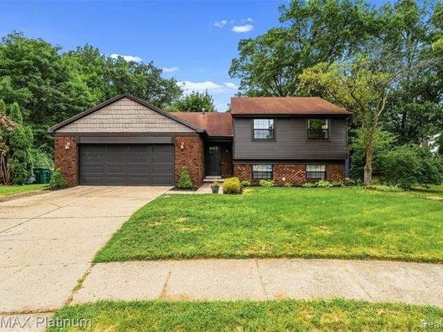 815 Oak Ridge Ct, Brighton, MI 48116