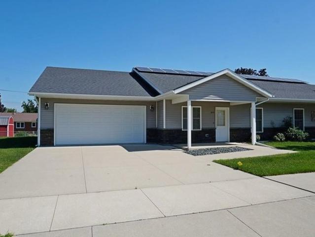 815 Parkside Ln, Charles City, IA 50616