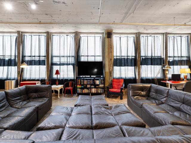 815 W Market St 706