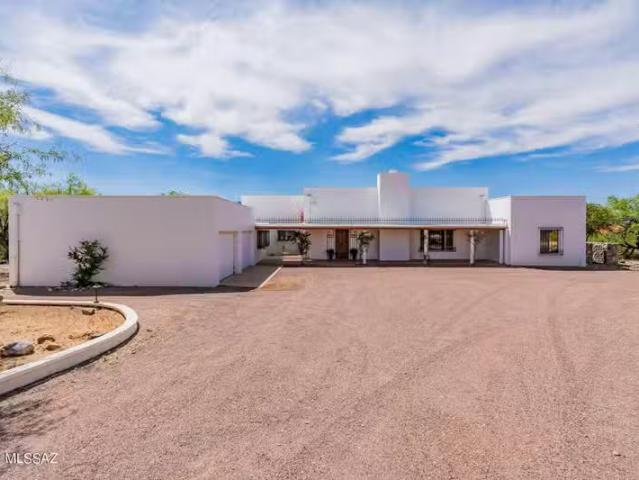 815 W QUAIL DR, GREEN VALLEY, AZ 85622 Single Family Residence.