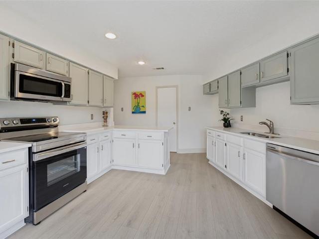 815 Ventura Park