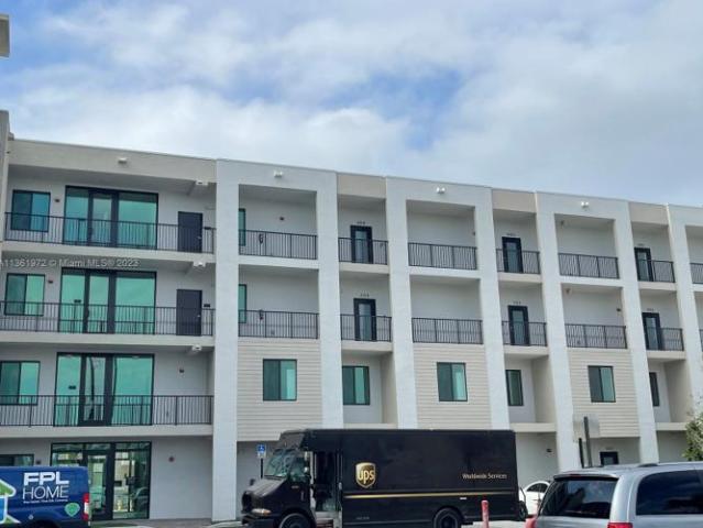 8167 41 St NW #404, Doral, FL 33166
