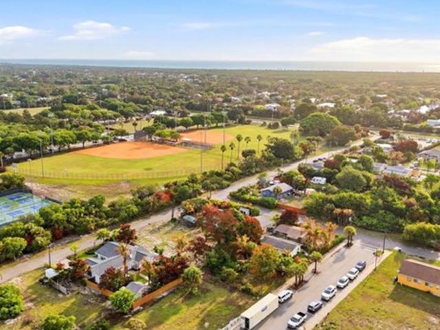 8160 SE Washington Ave, Hobe Sound, FL 33455