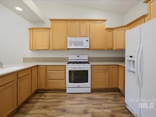 8163 W Beckton
