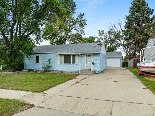 816 16th Ave, Minot, ND 58701