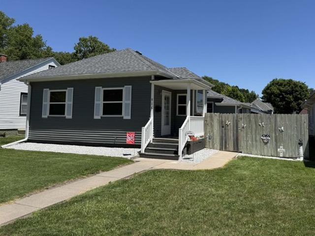 816 Arthur St, Holdrege, NE 68949