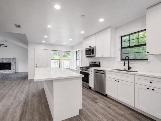 816 Glen Hollow Drive