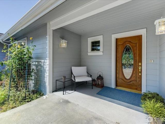 8170 Cultus Dr, Clinton, WA 98236
