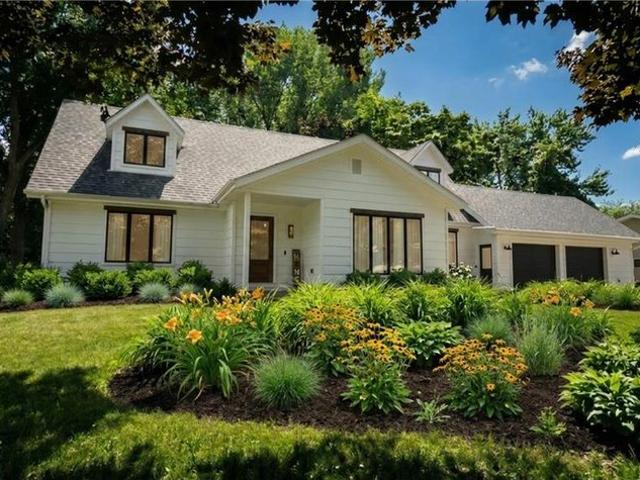 817 17th St, Windom, MN 56101