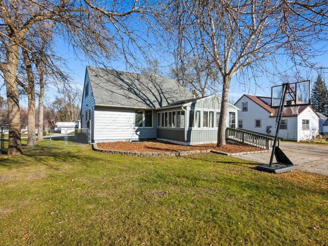 817 1st Street SE