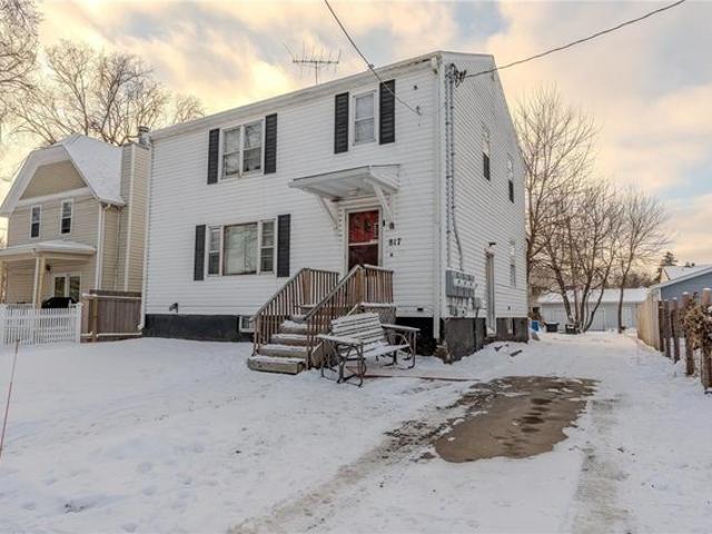 817 9th St S, Fargo, ND 58103