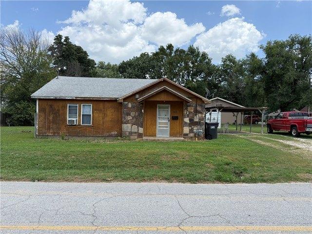 817 Crutcher St, Springdale, AR 72764