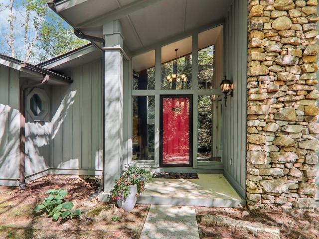 817 Greenwood Dr, Hendersonville, NC 28791 | MLS #4371 | Compass