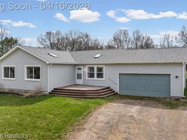 817 Mower Rd, Pinckney Vlg, MI 48169