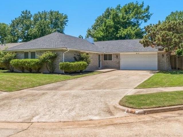 817 N Platt Cir, Moore, OK 73170