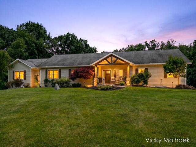 817 Pheasant Ridge Dr, Hastings, MI 49058