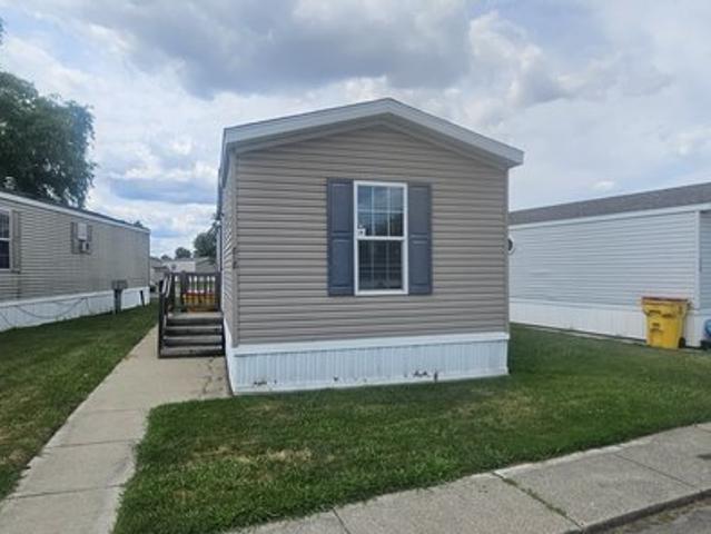 818 Cour Marie St, Warren, MI 48091