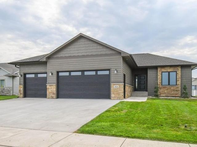 818 Almond Ave, Harrisburg, SD 57032