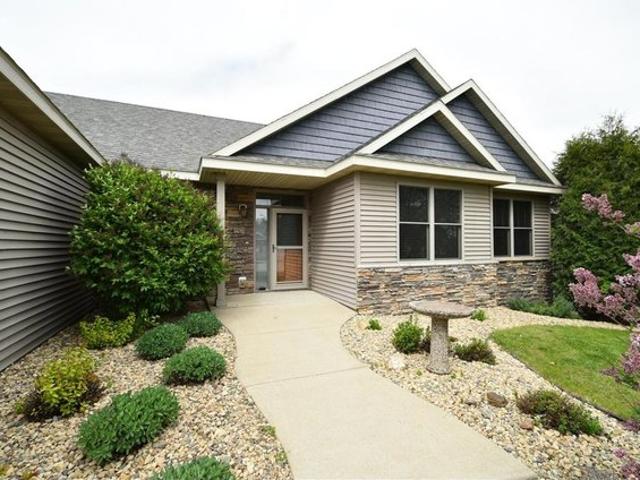 818 Augusta Ave, Zumbrota, MN 55992
