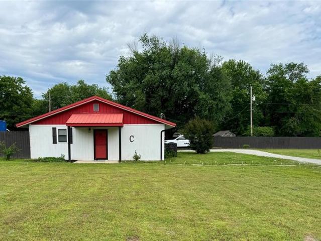 818 N 7th St, Okemah, OK 74859