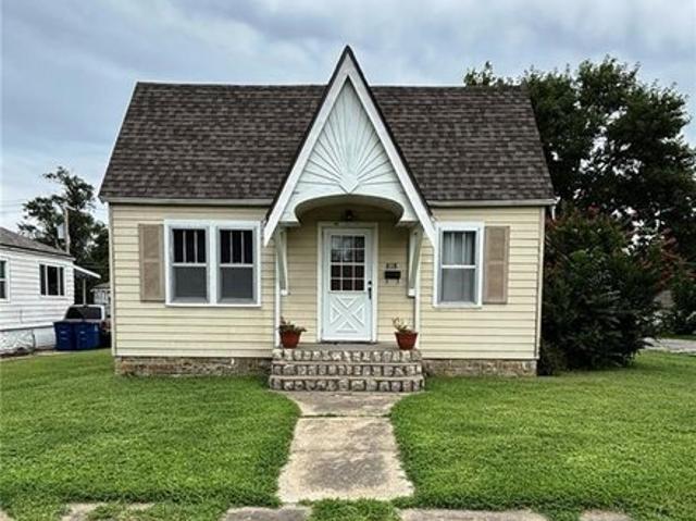 818 S Lafayette Ave, Chanute, KS 66720