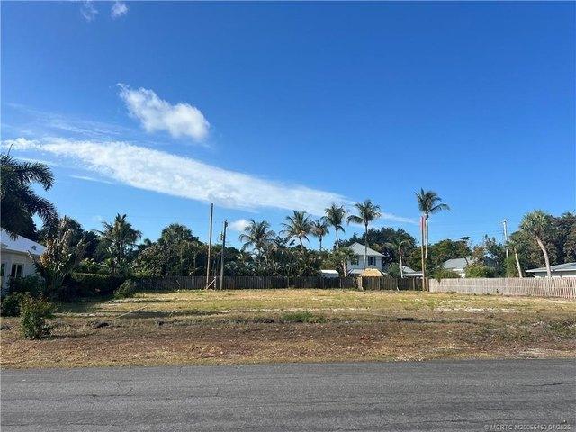 818 SE Riverside Dr, Stuart, FL 34994
