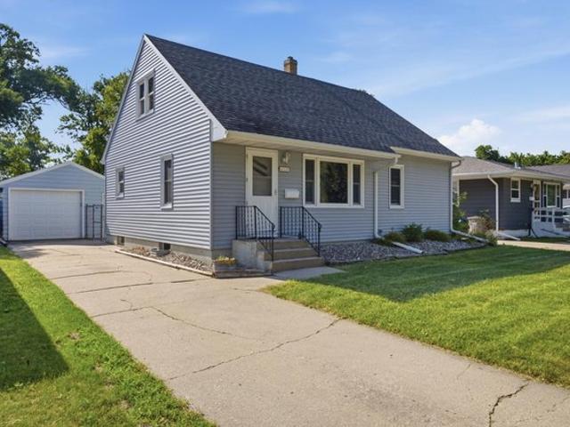 819 15th St N, Moorhead, MN 56560