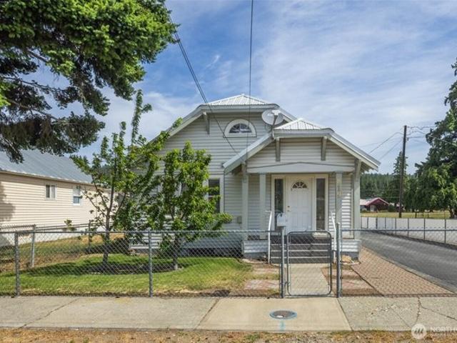 819 1st St, Cle Elum, WA 98922