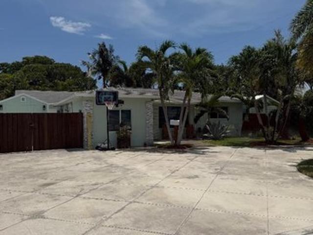 819 6th St, Lake Park, FL 33403