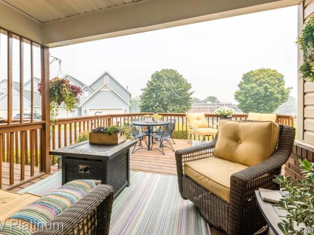 819 E Pointe