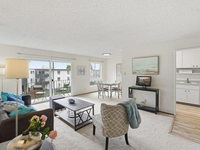 819 N Humboldt Street 407