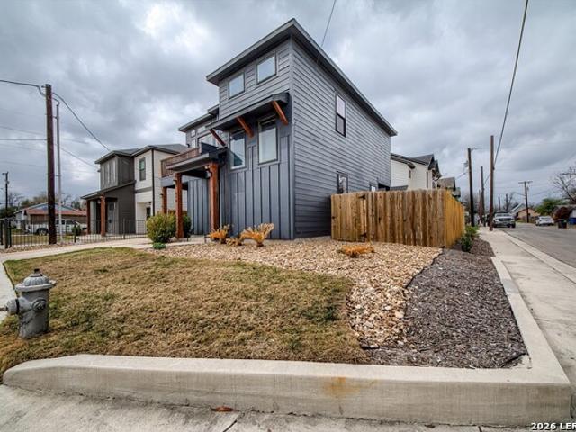 819 Saint James