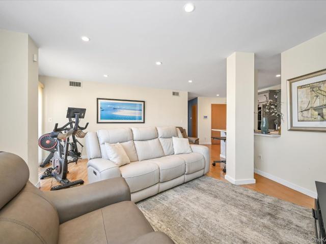 81 14 Queens Boulevard PH6C
