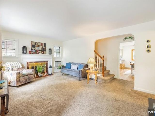 81 W Gouverneur Ave, Rutherford, NJ 07070