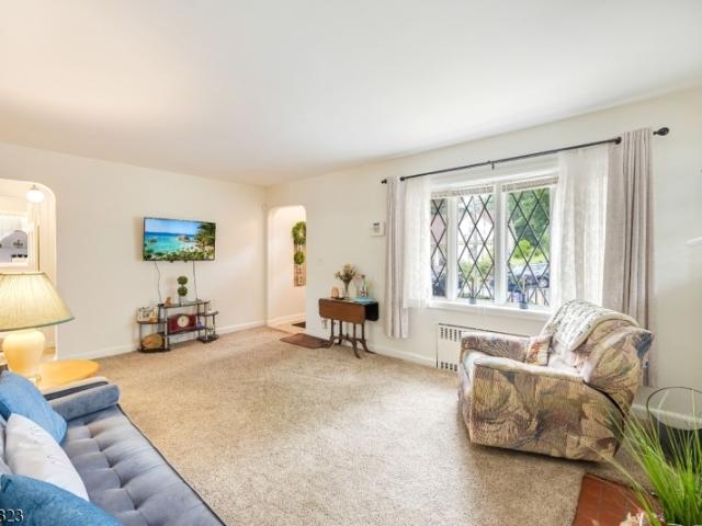 81 W Gouverneur Ave