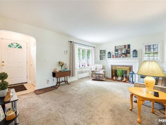 81 W Gouverneur Avenue