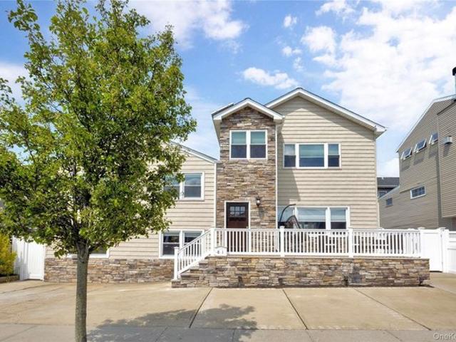81 Barnes St, Long Beach, NY 11561