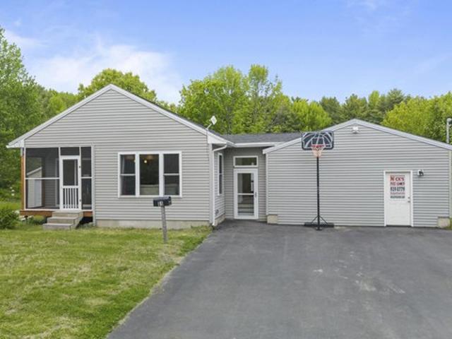 81 Bowman St, Farmingdale, ME 04344