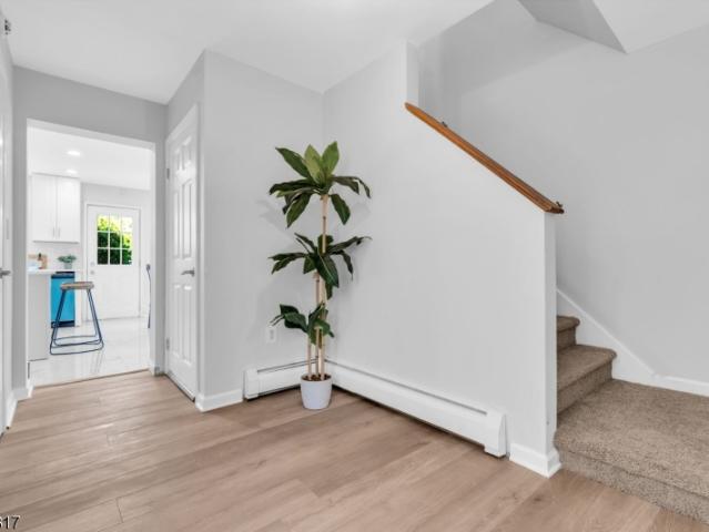 81 Crane St