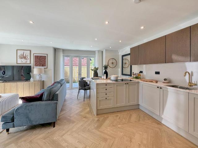 81 Farleigh Road, Warlingham, Surrey. 2 bed maisonette to rent £2,400 pcm £554 pw