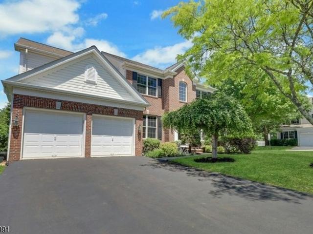 81 Lafayette Cir, Totowa, NJ 07512