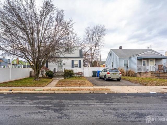 81 Larch St, Woodbridge, NJ 07064