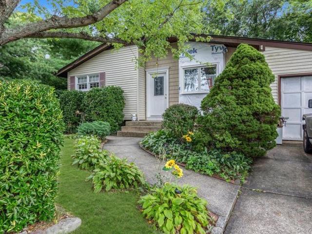 81 Lenore Ln, Farmingville, NY 11738