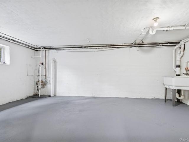81 Midland Rd, Staten Island, NY 10308