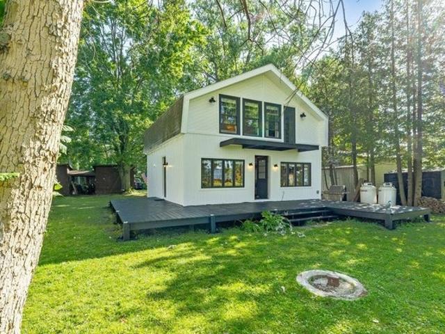 81 Mud Pt S, Alburgh, VT 05440