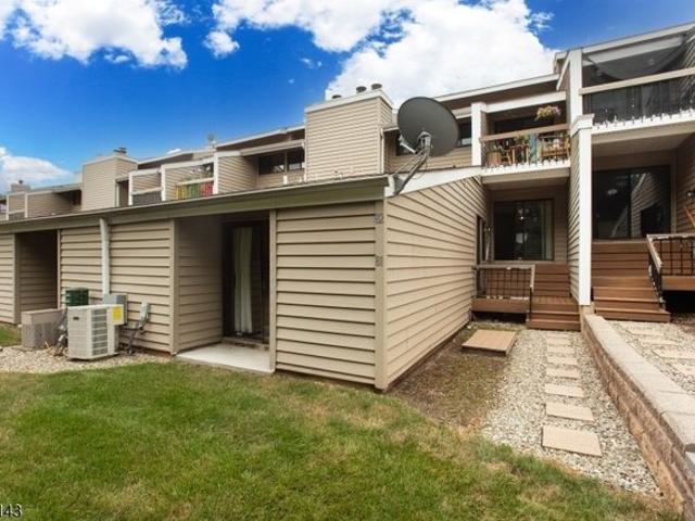 81 Overlook Dr, Union Twp, NJ 08809