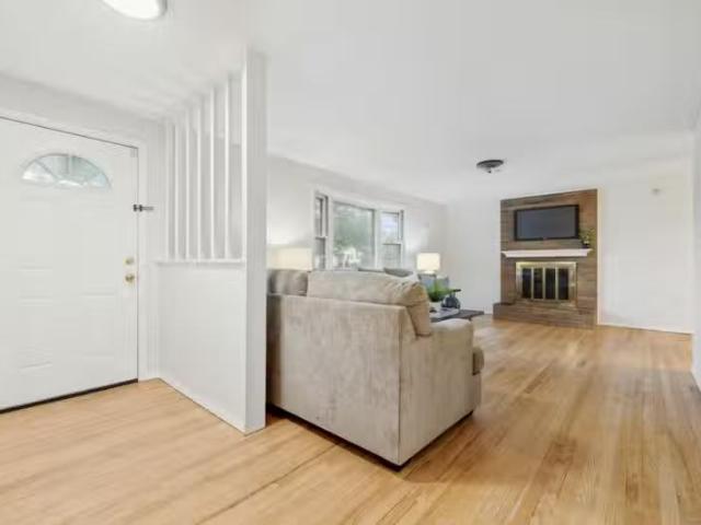 81 RED TOP DR, WEST HARTFORD, CT 06110 Single Family Residence.
