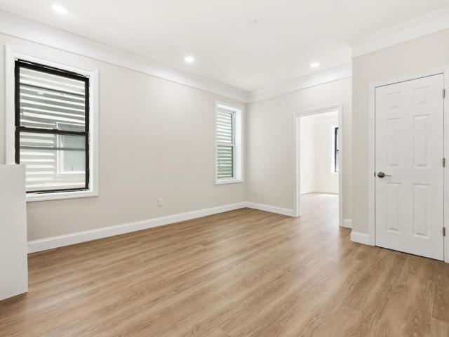 81 Romaine Ave # 2 1R